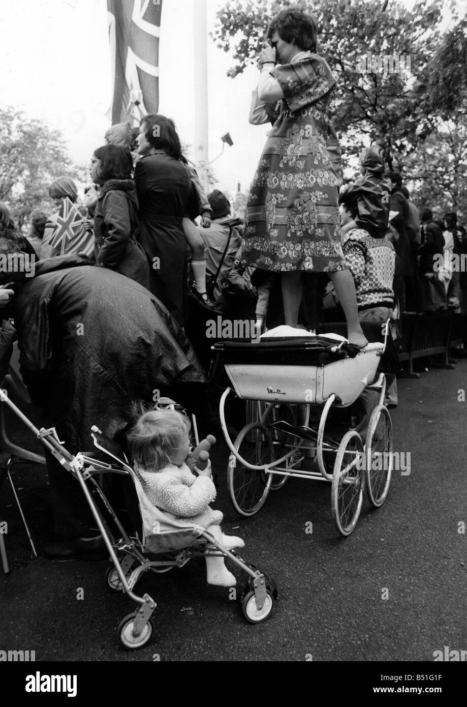 Queen Elizabeth II Silver Jubilee June 1977;Mum borrows baby's pram for ...