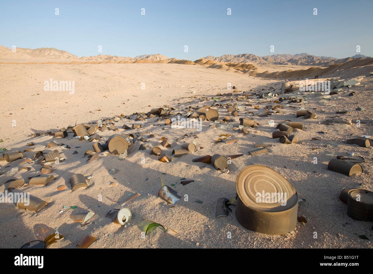 Rubbish in desert hi-res stock photography and images - Alamy