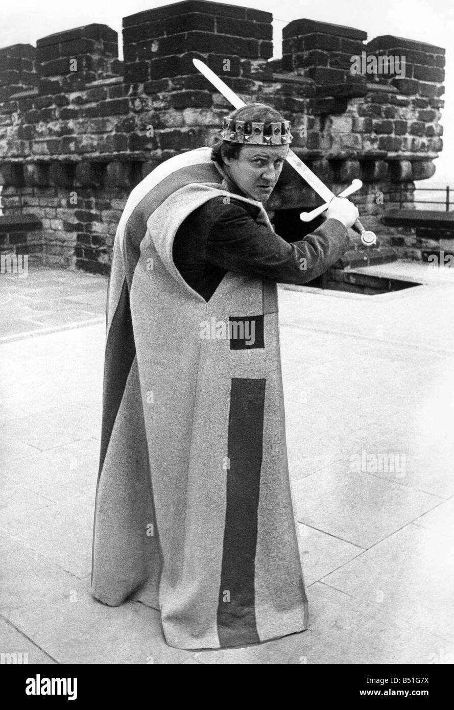 Actor Richard Briers in costume on roof of Newcastle Keep as Richard ...