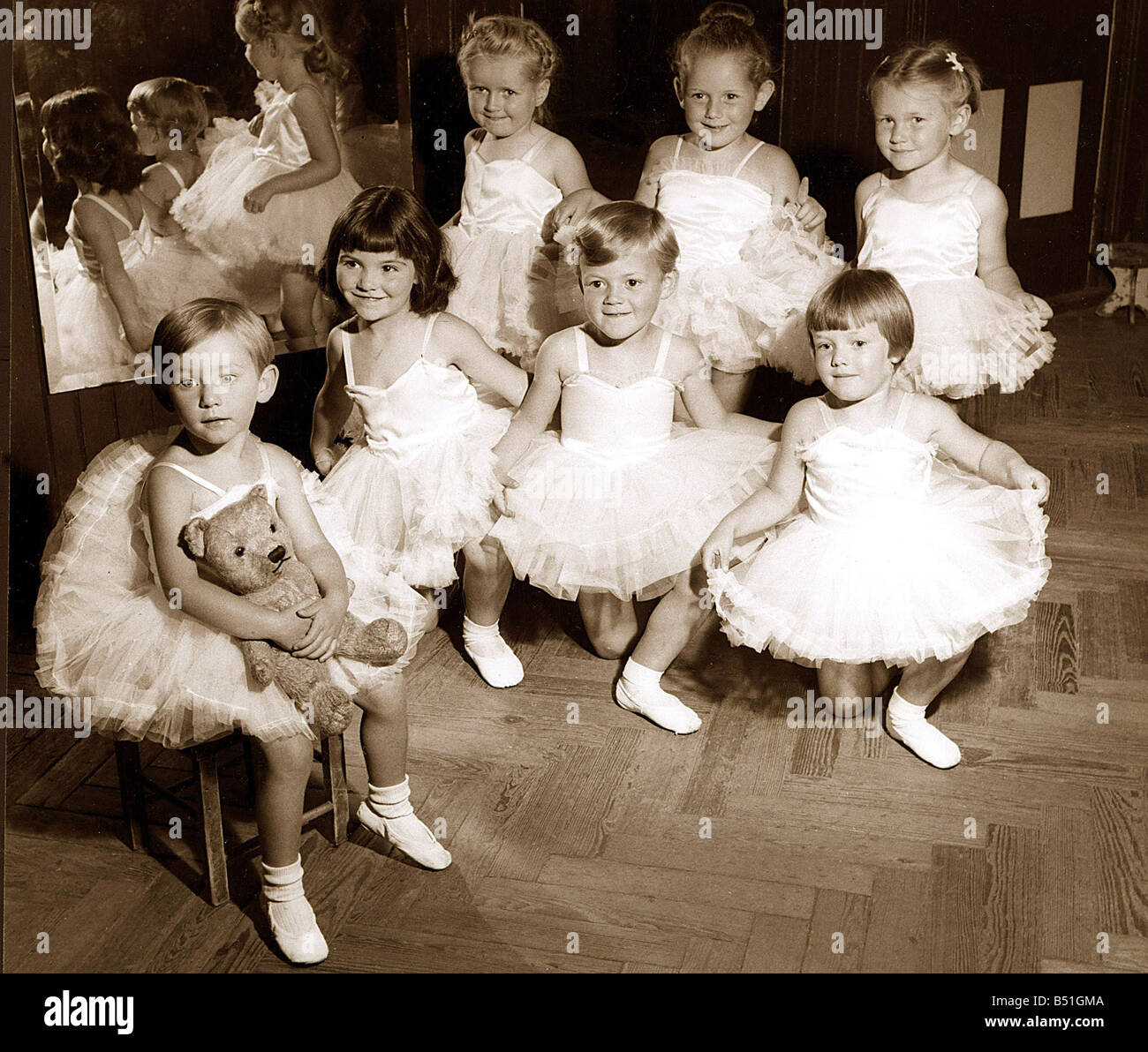 Ballet class 1960s hi-res stock photography and images - Alamy