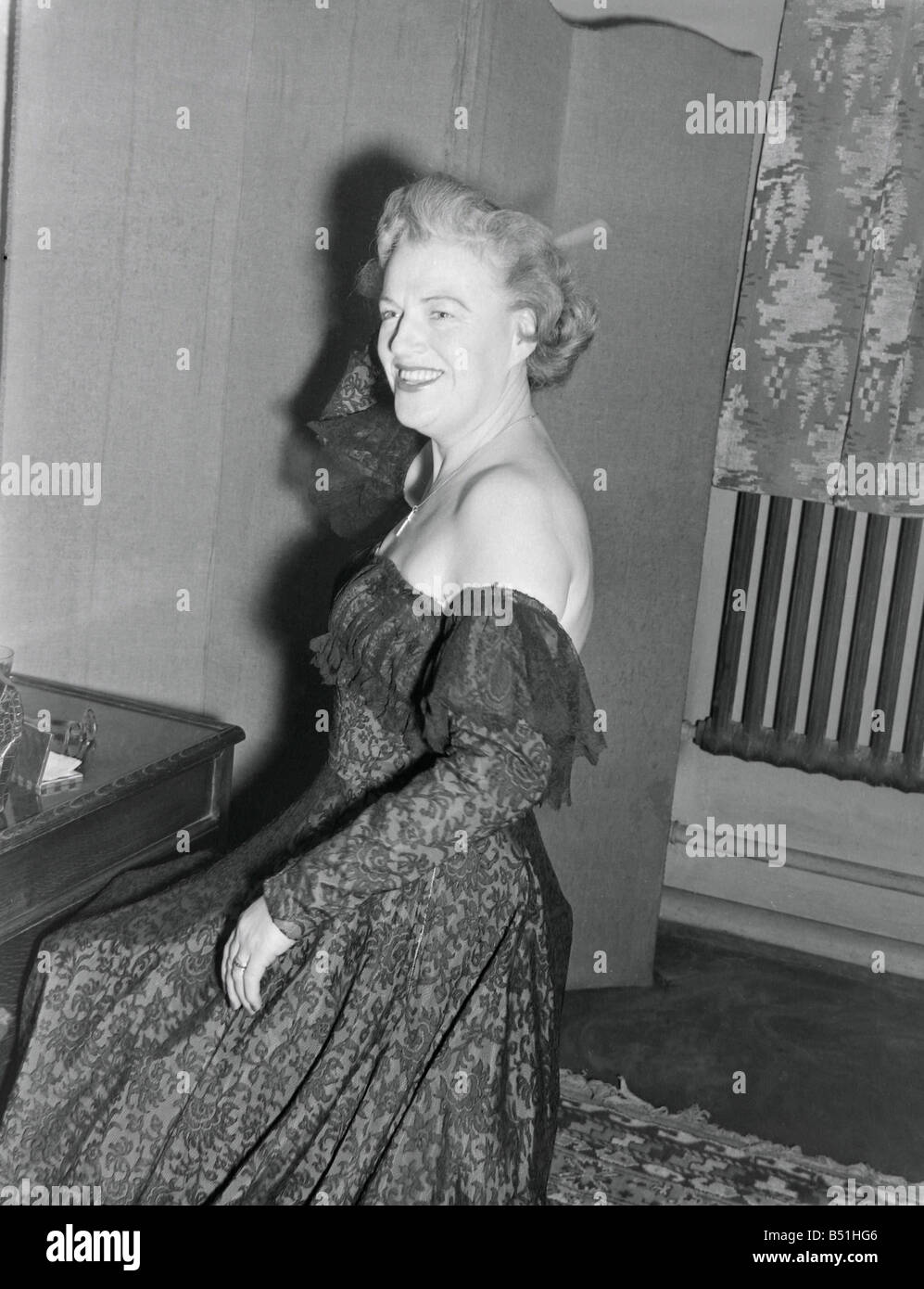 Gracie fields 1950s hi-res stock photography and images - Alamy