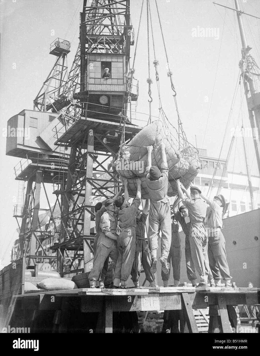 1940s london docks hi-res stock photography and images - Alamy