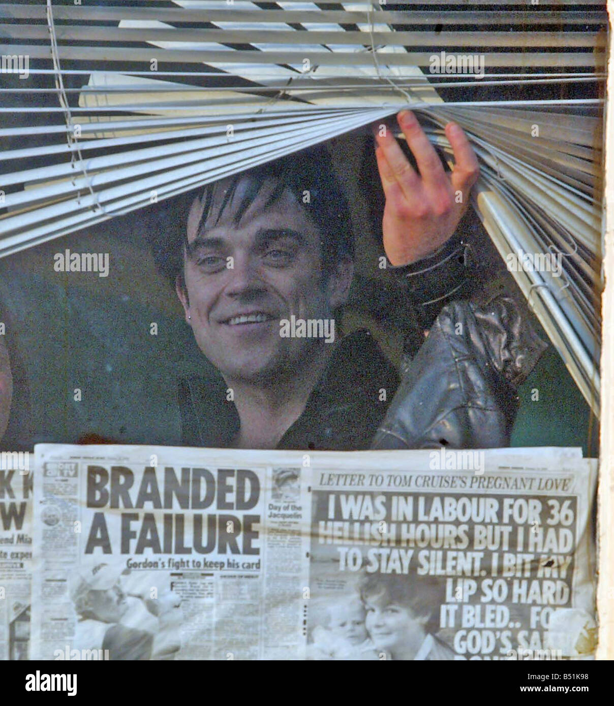Pic shows Robbie Williams dressed as Elvis for video shoot in Blackpool ...