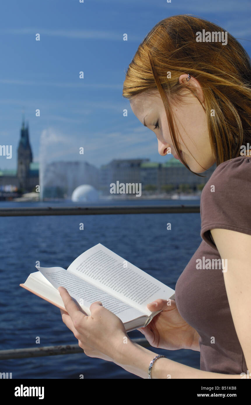 Woman reads a book hi-res stock photography and images - Alamy