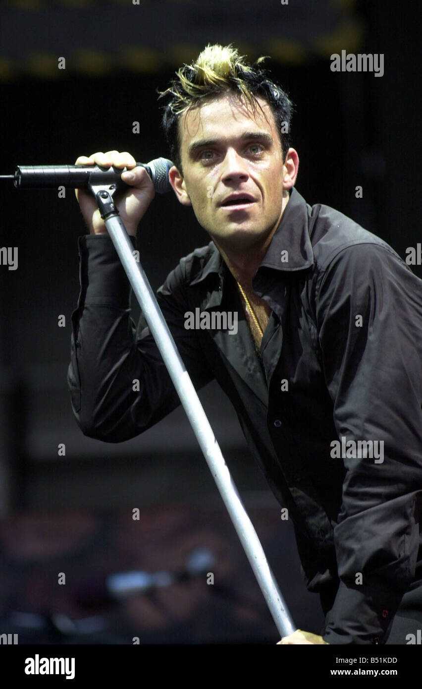 Robbie williams 2001 hi-res stock photography and images - Alamy