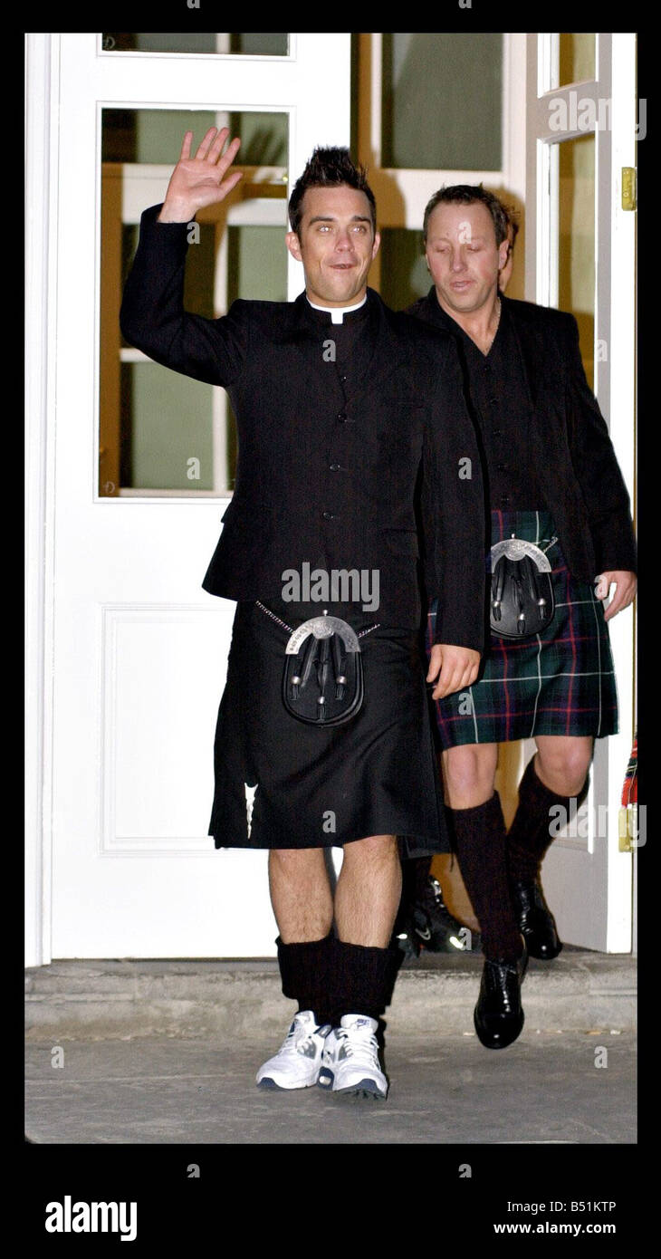 Robbie Williams arrives at the Edinburgh Festival Theatre March 2002 ...