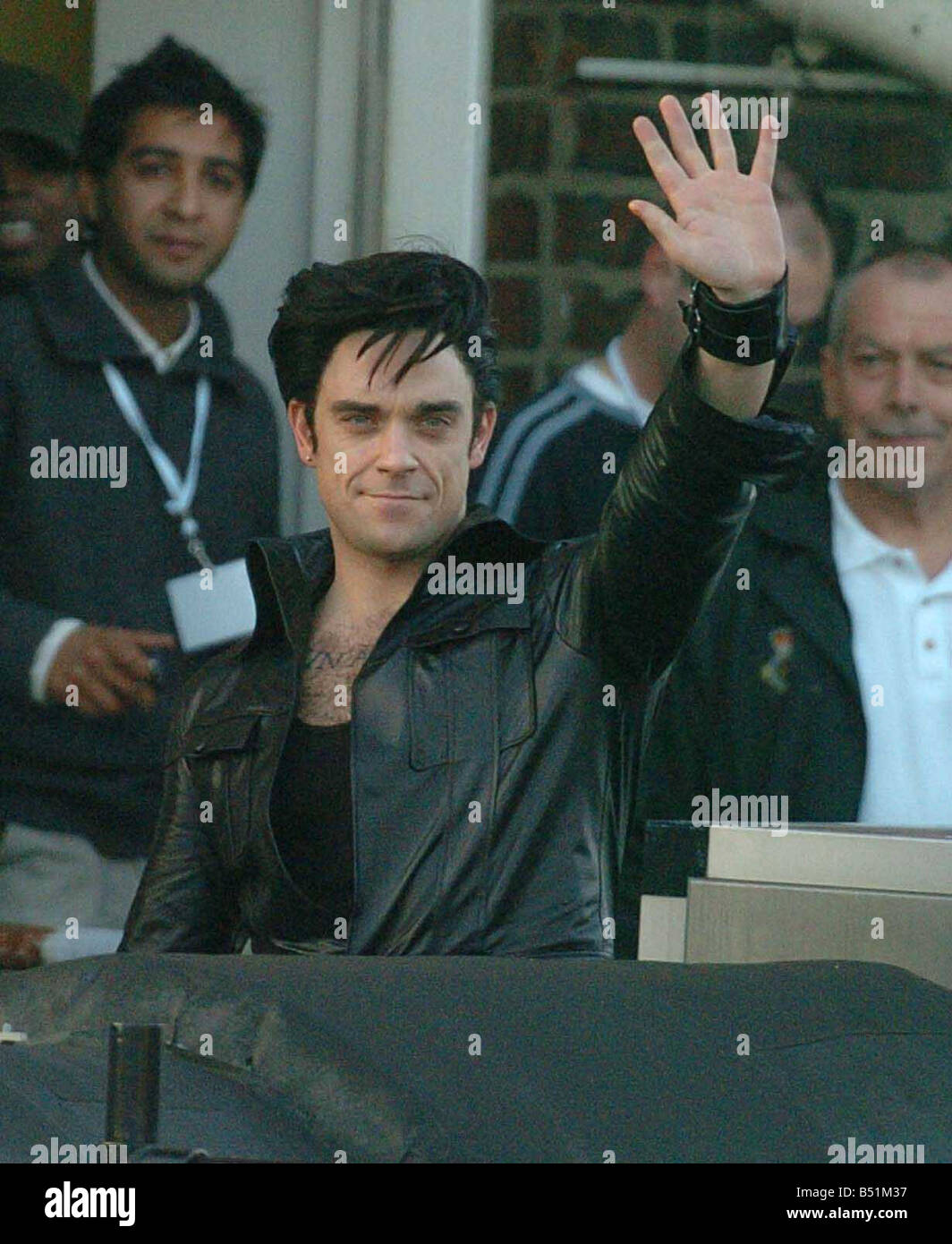 Pic shows Robbie Williams dressed as Elvis for video shoot in Blackpool ...