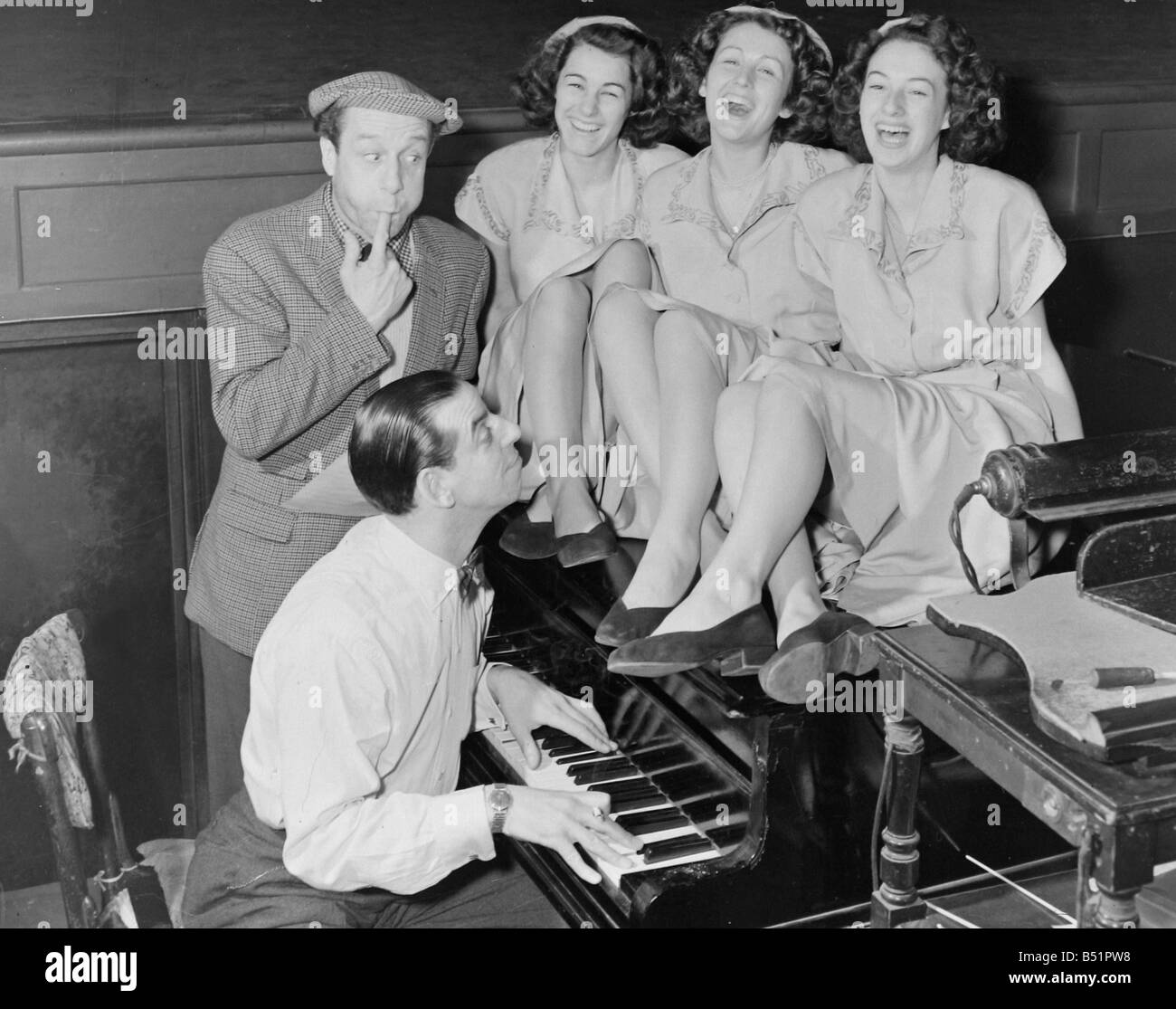 Excitement -- 1952 "Les Trois Cousines" with Jimmy Jewell (piano) & Ben ...