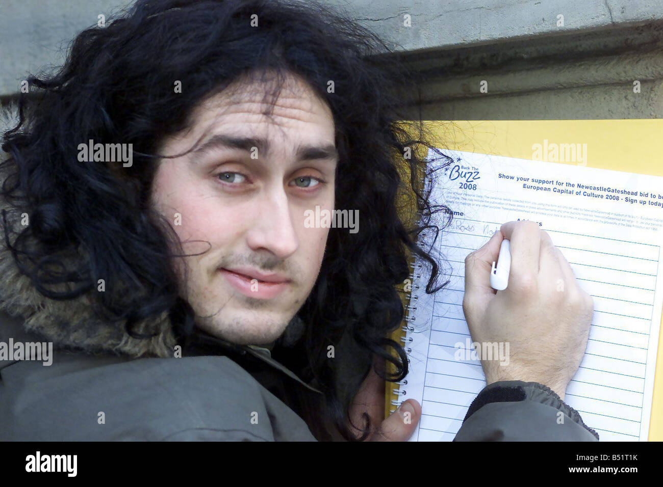 Comedian Ross Noble who is appearing at the Theatre Royal soon signs up ...
