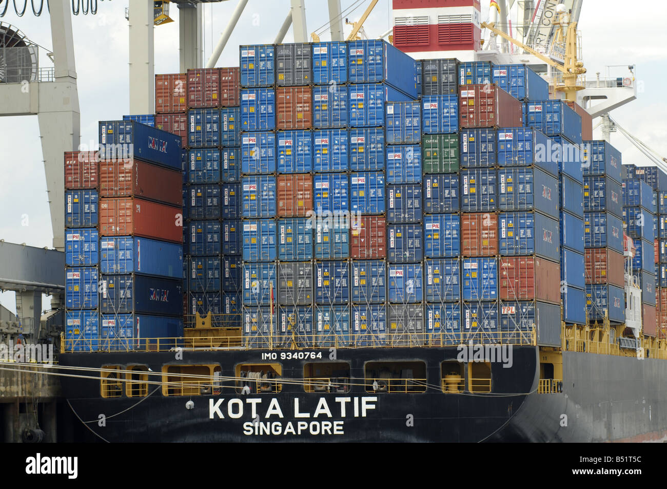 Giant container ships hi-res stock photography and images - Alamy