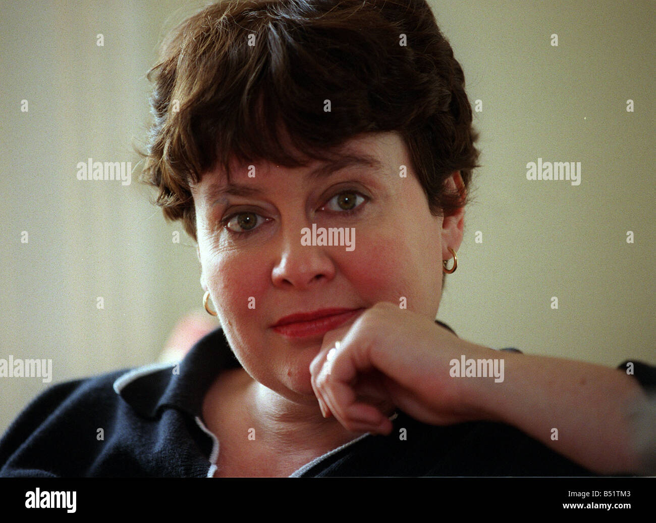 Sheena McDonald March 2000 TV News Reader Pictured at home in London ...