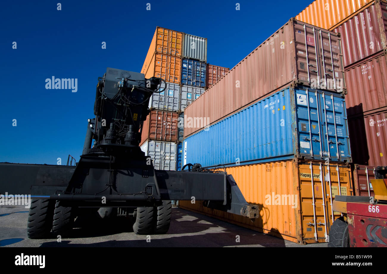 Container lifts hi-res stock photography and images - Alamy