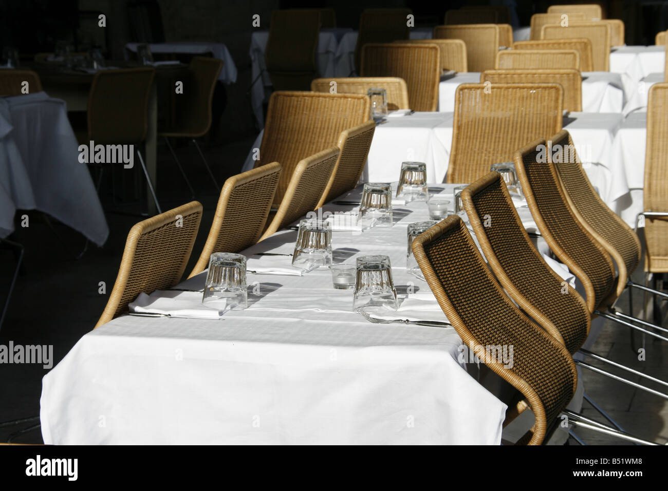 empty table setting in luxury restaurant Stock Photo - Alamy