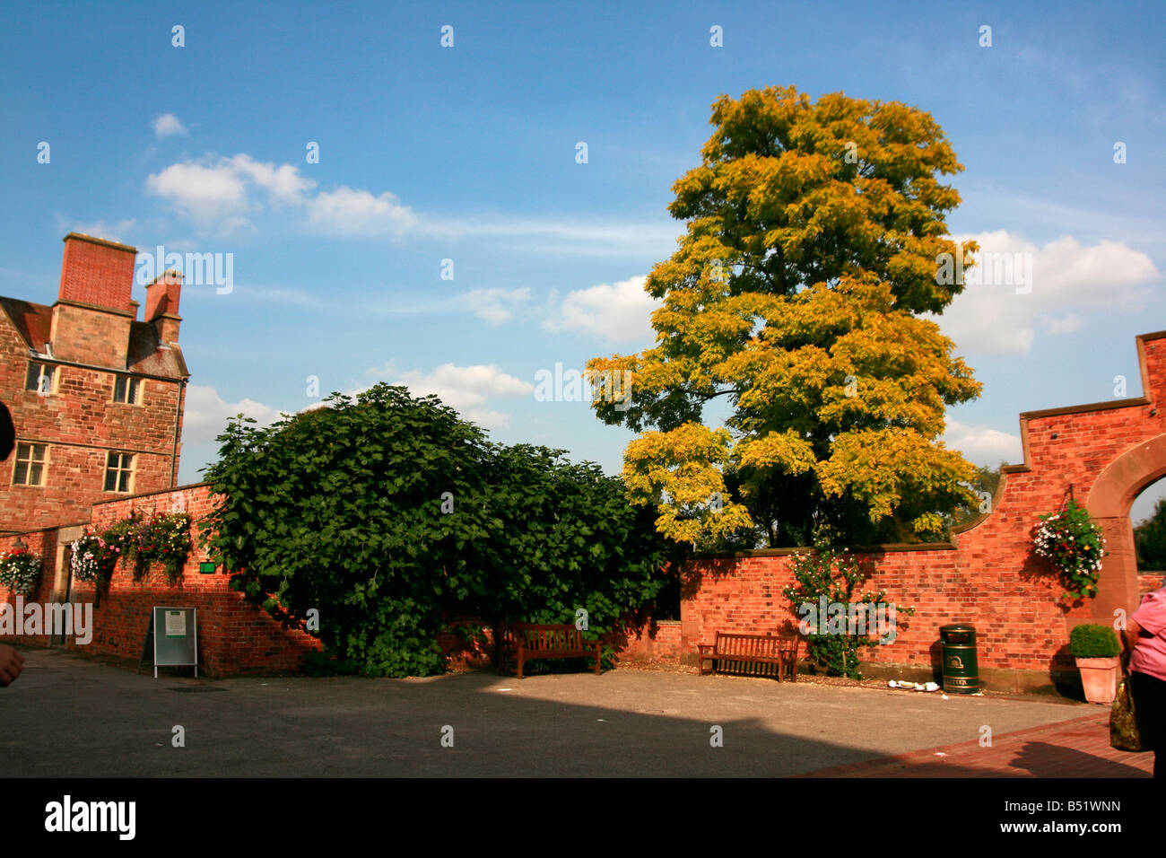 Old mansion courtyard hi-res stock photography and images - Alamy