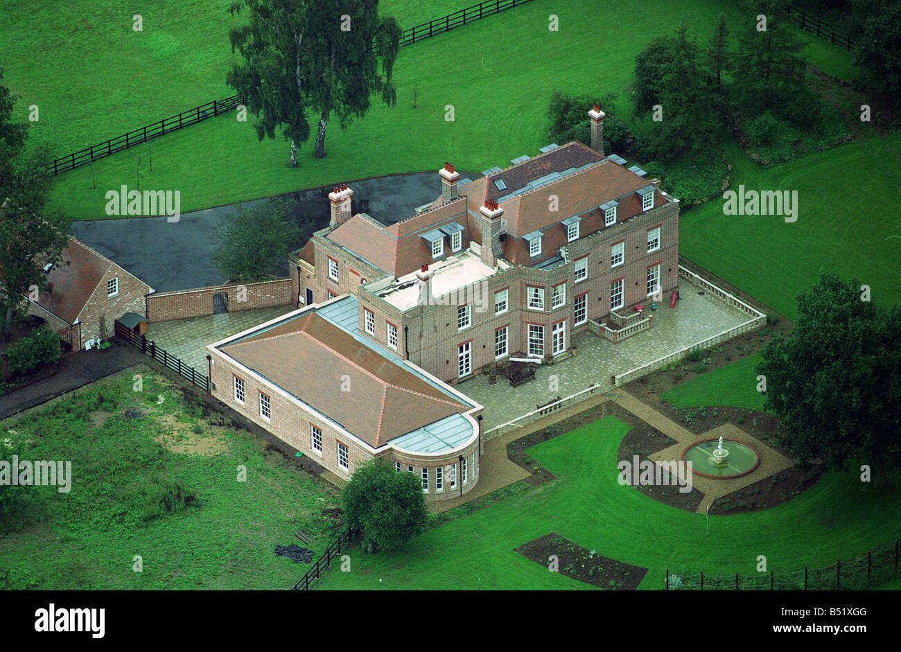 Victoria and david beckham house hi-res stock photography and images ...