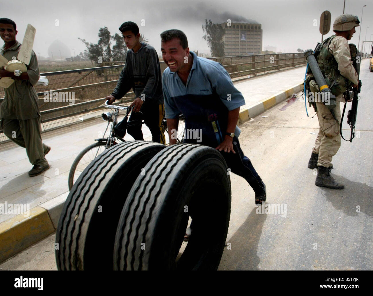 Iraq War April 2003 Baghdad American marines take postions in Eastern ...