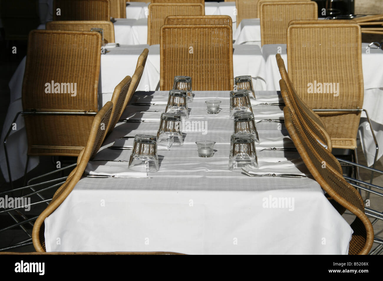 empty table setting in luxury restaurant Stock Photo - Alamy