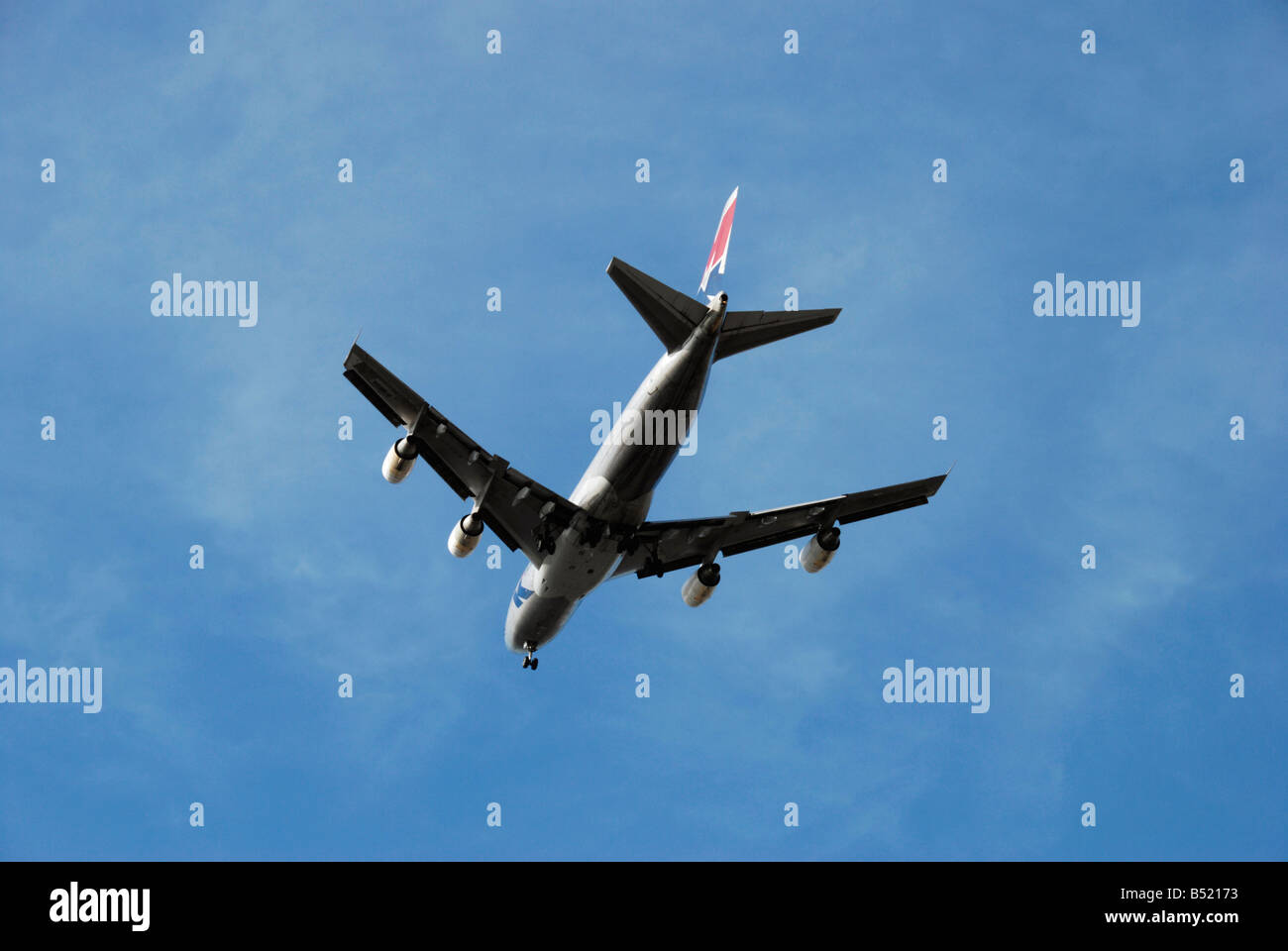 Aircraft overhead hi-res stock photography and images - Alamy