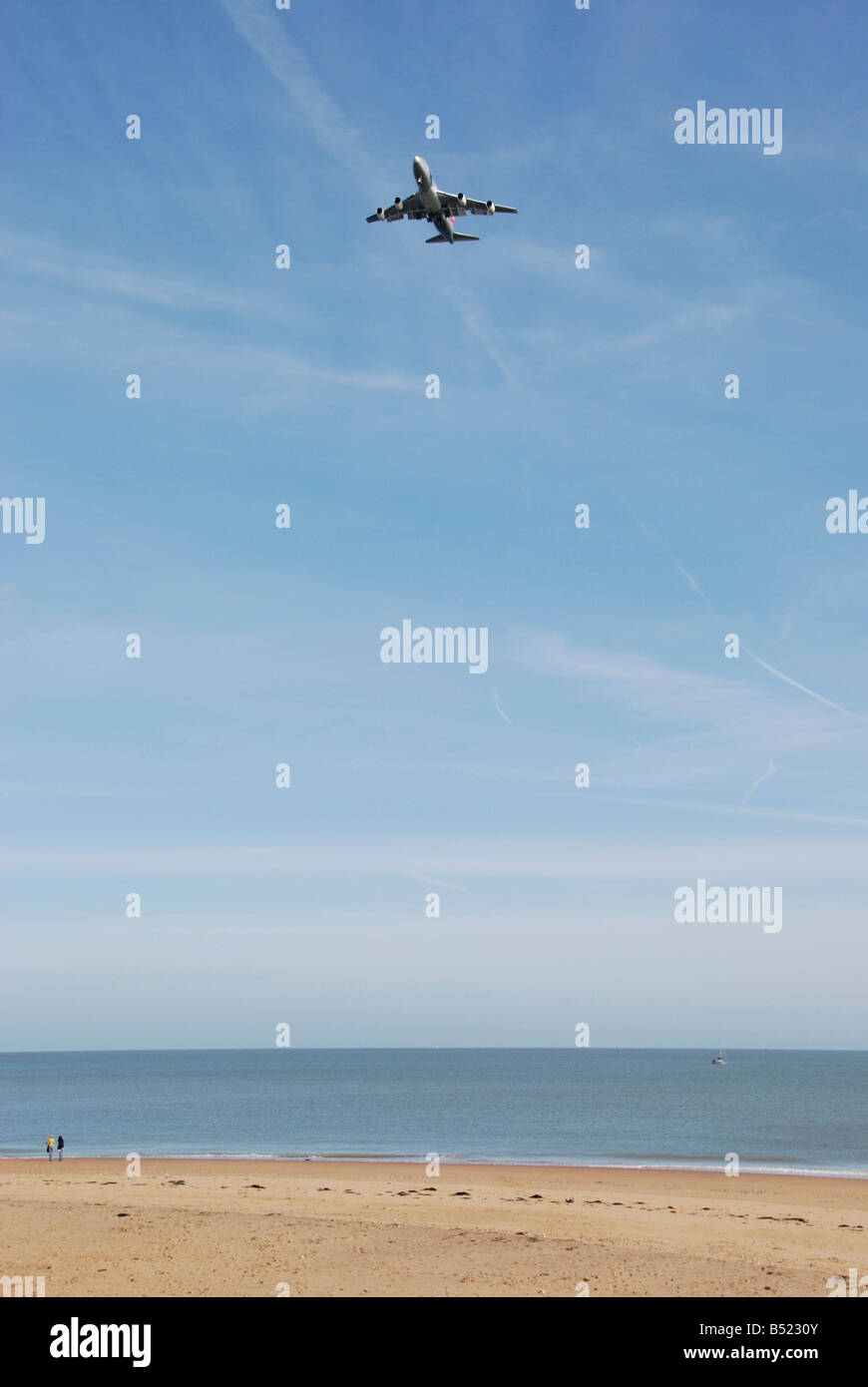 Plane over sea hi-res stock photography and images - Alamy