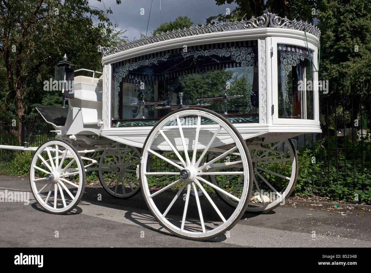 Horse drawn hearse being prepared outside Southern Cemetery ...