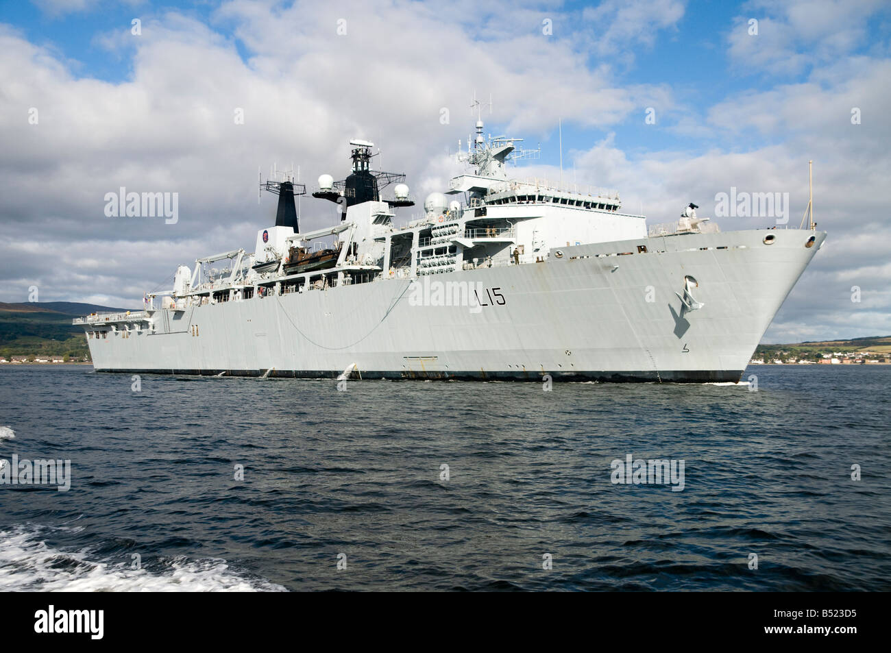 The Royal Navy assault ship HMS Bulwark Stock Photo - Alamy