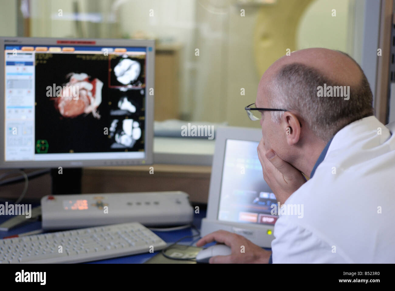 Radiologist working on an MRI scan Stock Photo - Alamy