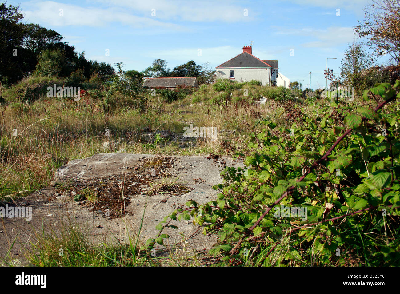 Derelict ground field hi-res stock photography and images - Alamy
