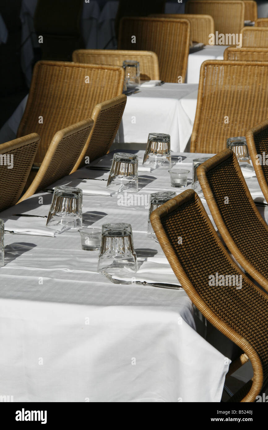 empty table setting in luxury restaurant Stock Photo - Alamy
