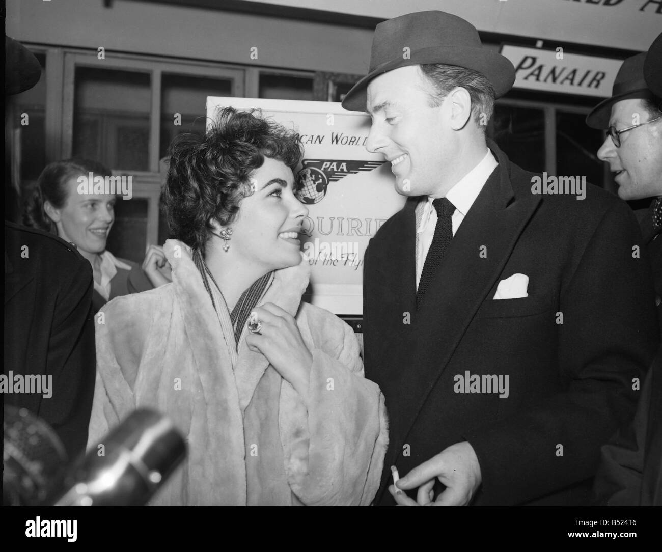 Michael Wilding meets Elizabeth Taylor DM 20/2/1952 C837/1 Stock Photo ...