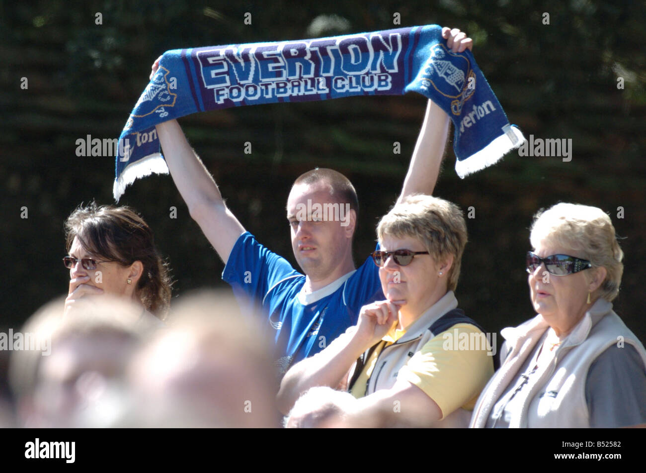 Picture by Harry Page, The Daily Mirror.03=05=07;ALLAN BALL FUNERAL ...