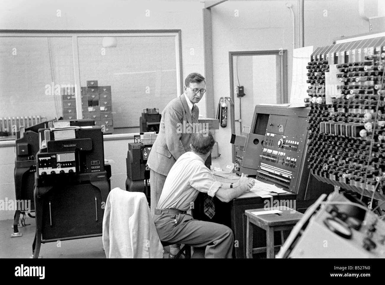 First computer 1950s hi-res stock photography and images - Alamy