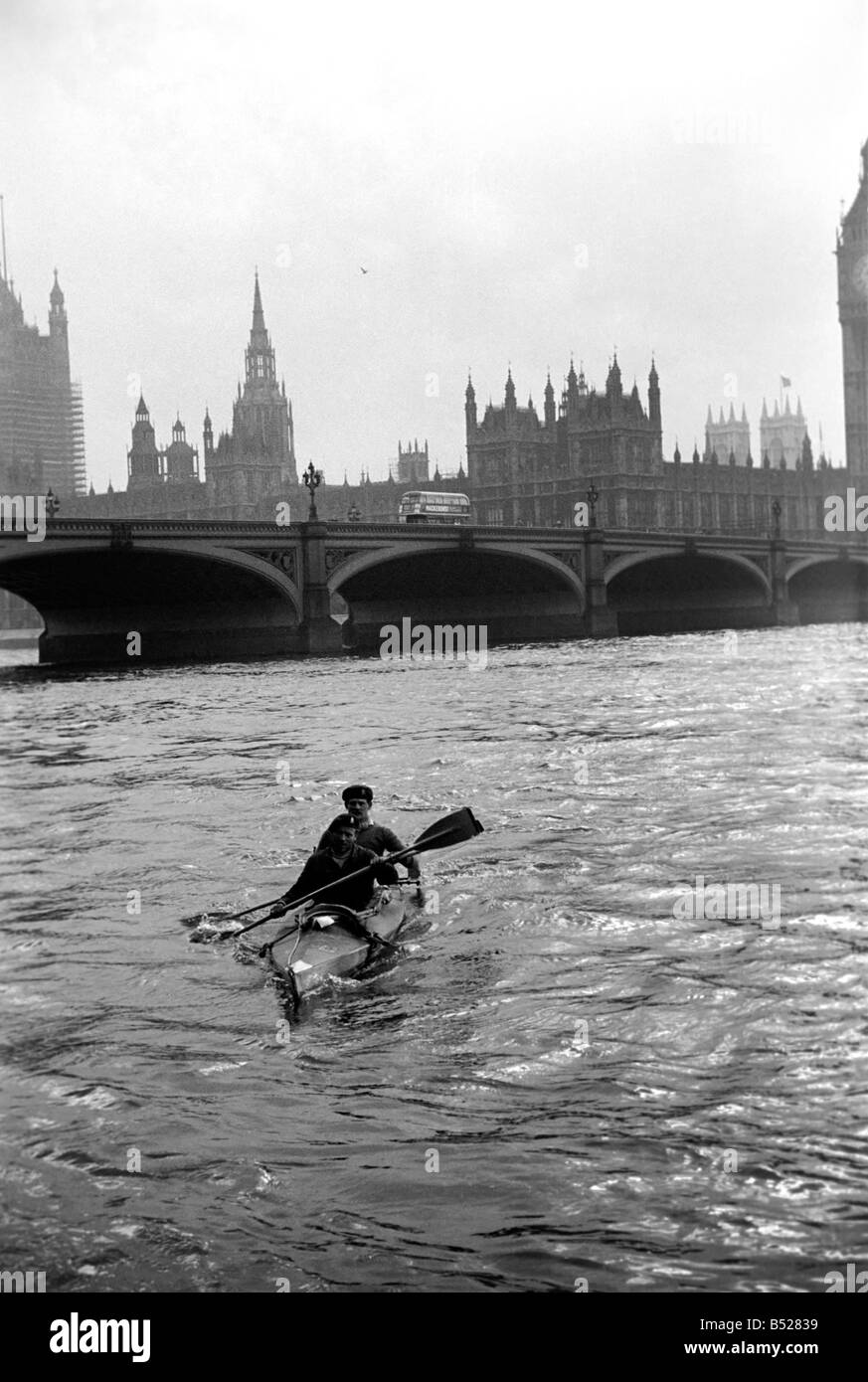 Devizes to westminster canoe race hi-res stock photography and images ...