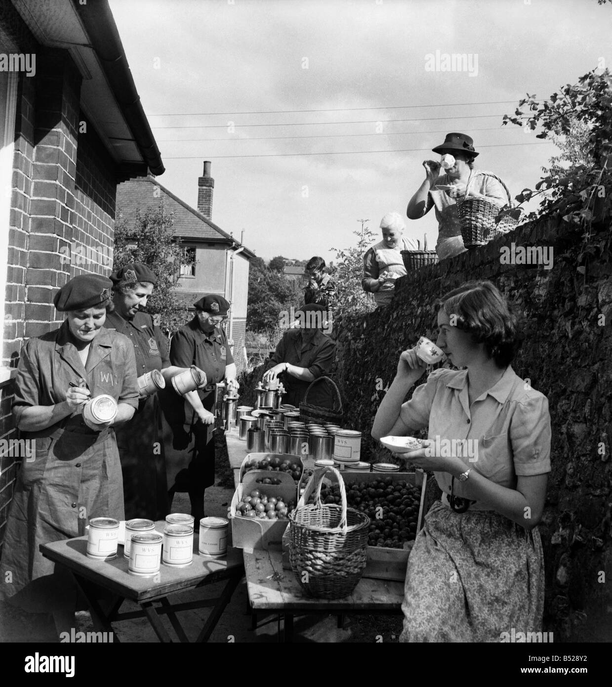 WVS canning centre in Folkestone Kent - Women turning out 250 cans of ...