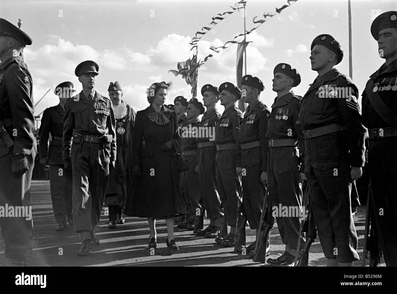 Princess elizabeth ii army hi-res stock photography and images - Alamy
