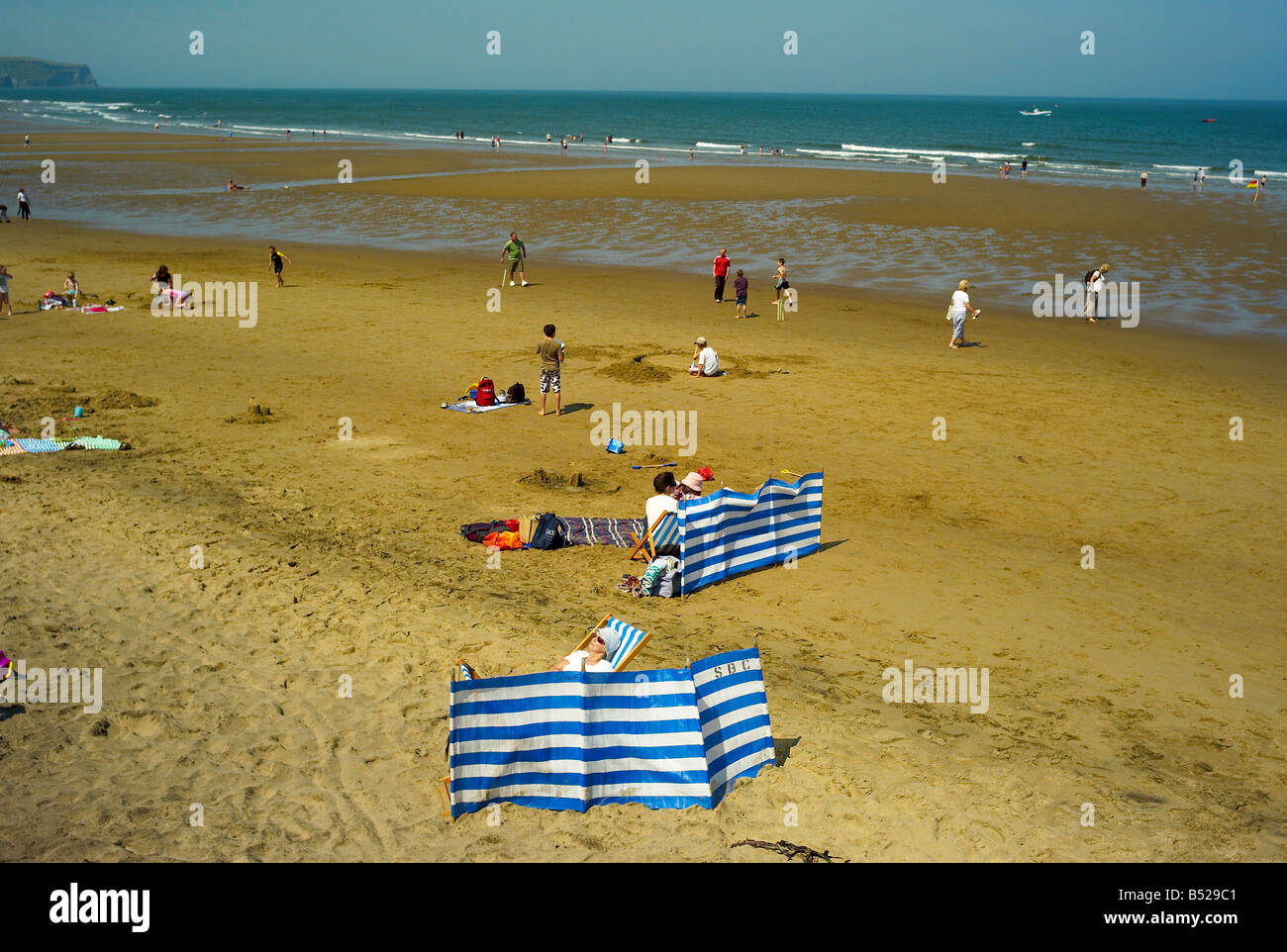 Whitby west cliff hi-res stock photography and images - Alamy