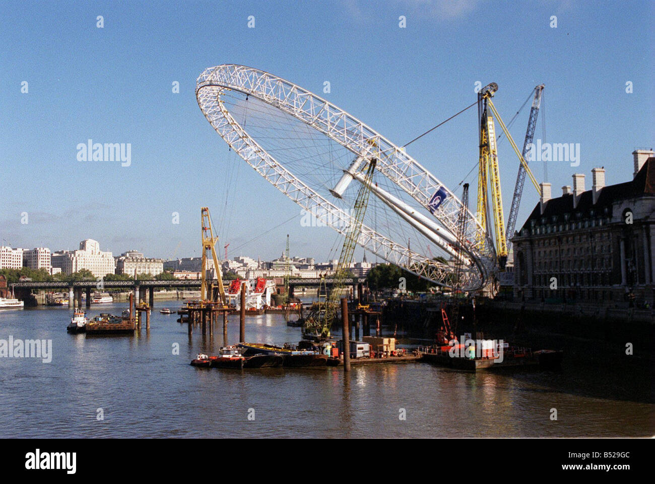 THE LONDON EYE MILLENNIUM FERRIS WHEEL October 1999 12pm The giant ...