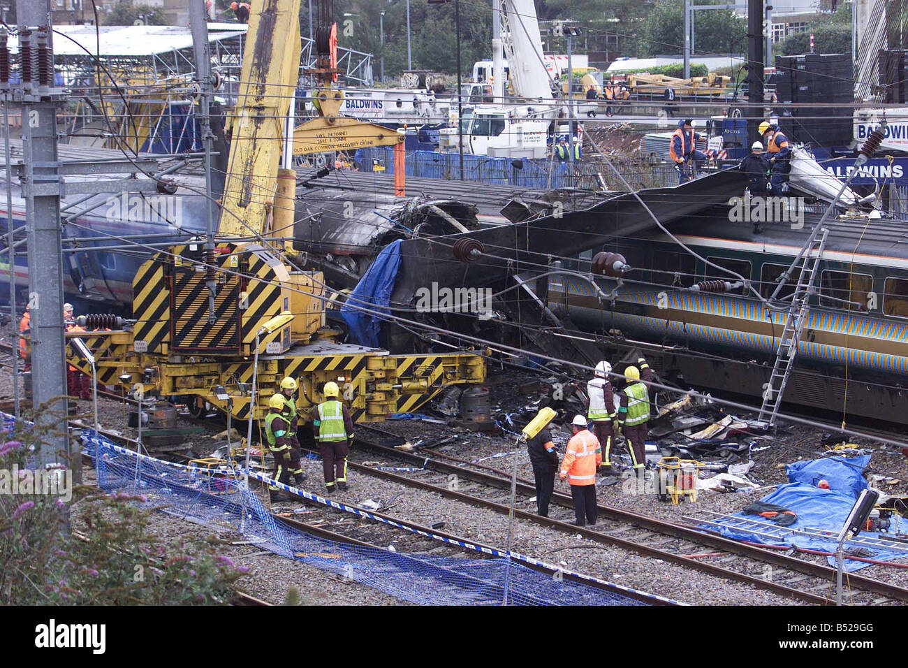 Cranes at Ladbroke Grove Rail Crash scene October 19 Stock Photo - Alamy