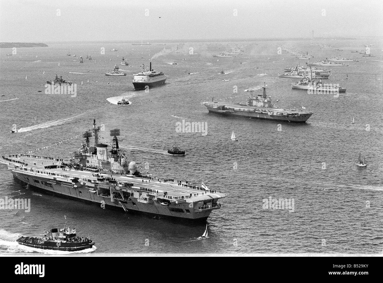 Qe2 cunard qe2 liner Black and White Stock Photos & Images - Alamy