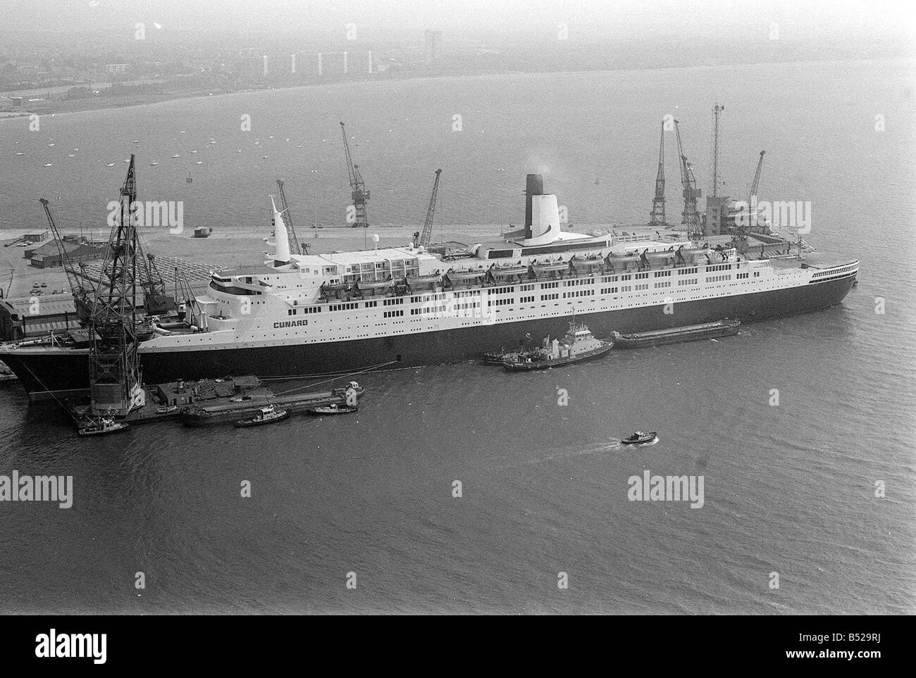 Queen elizabeth ii qe2 ship southampton hi-res stock photography and ...