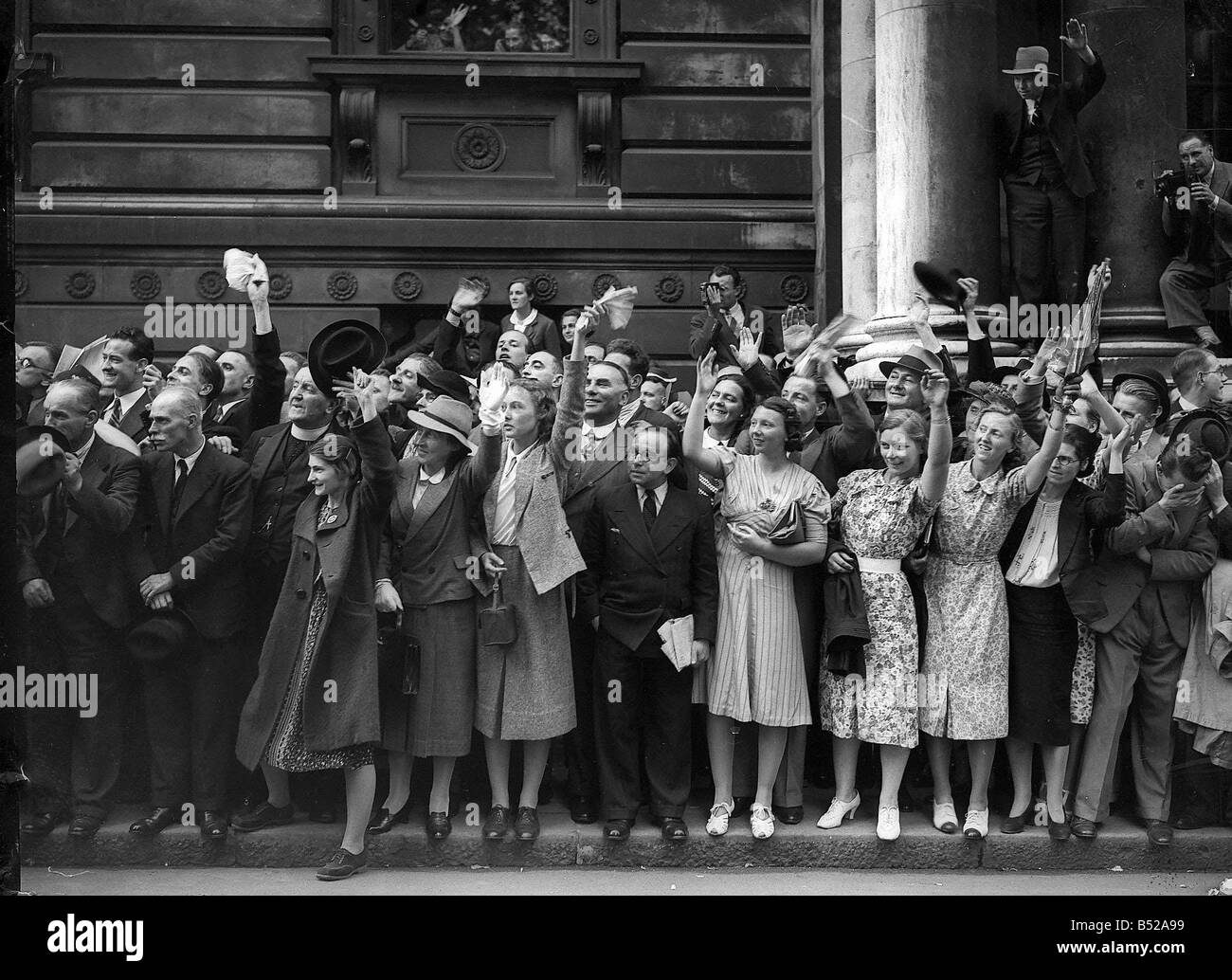Crowds gather to wave off soldiers at outbreak of WW2 September 1939 OP ...