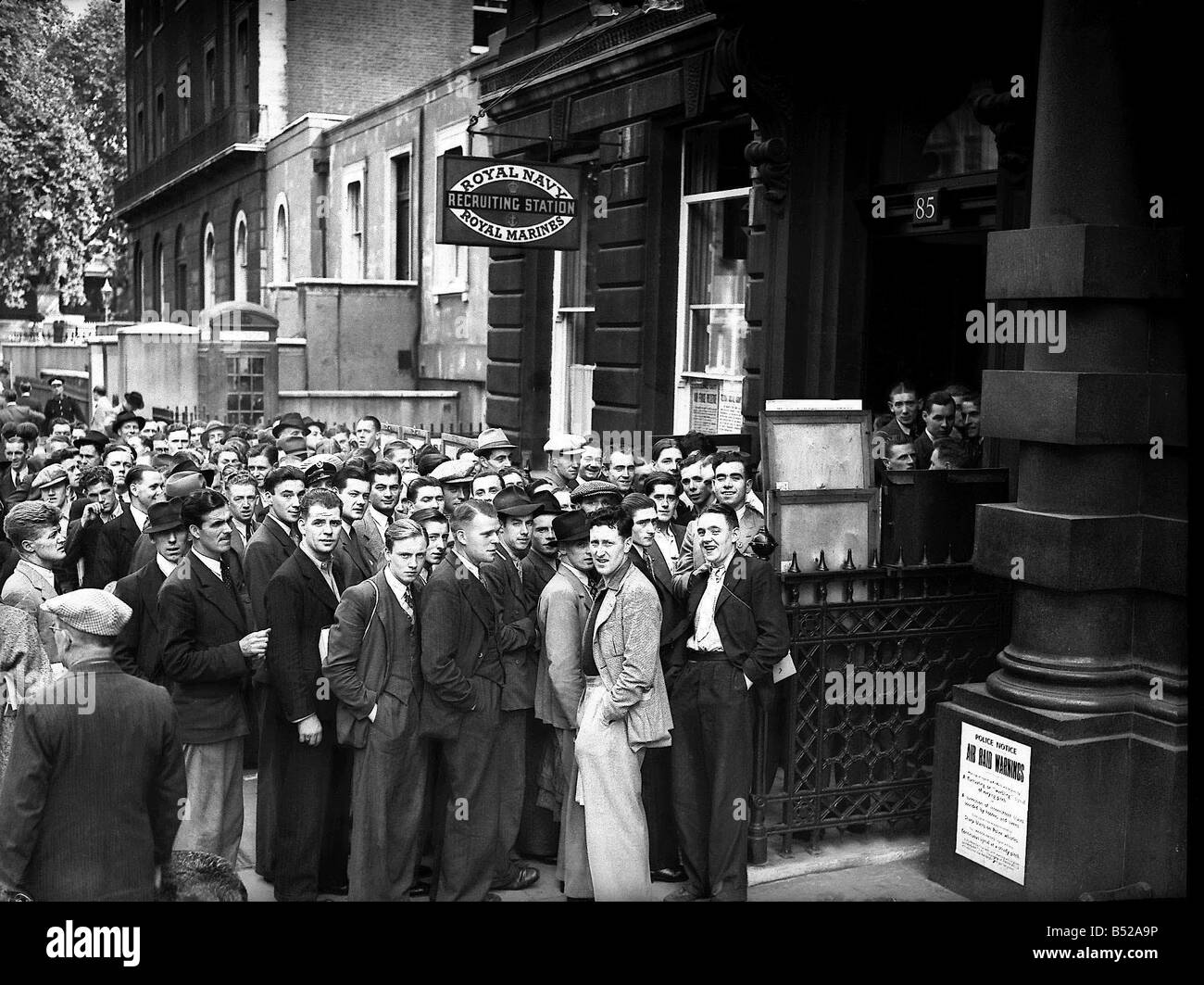 Men queuing outside a Royal Navy recruiting station at outbreak of ...