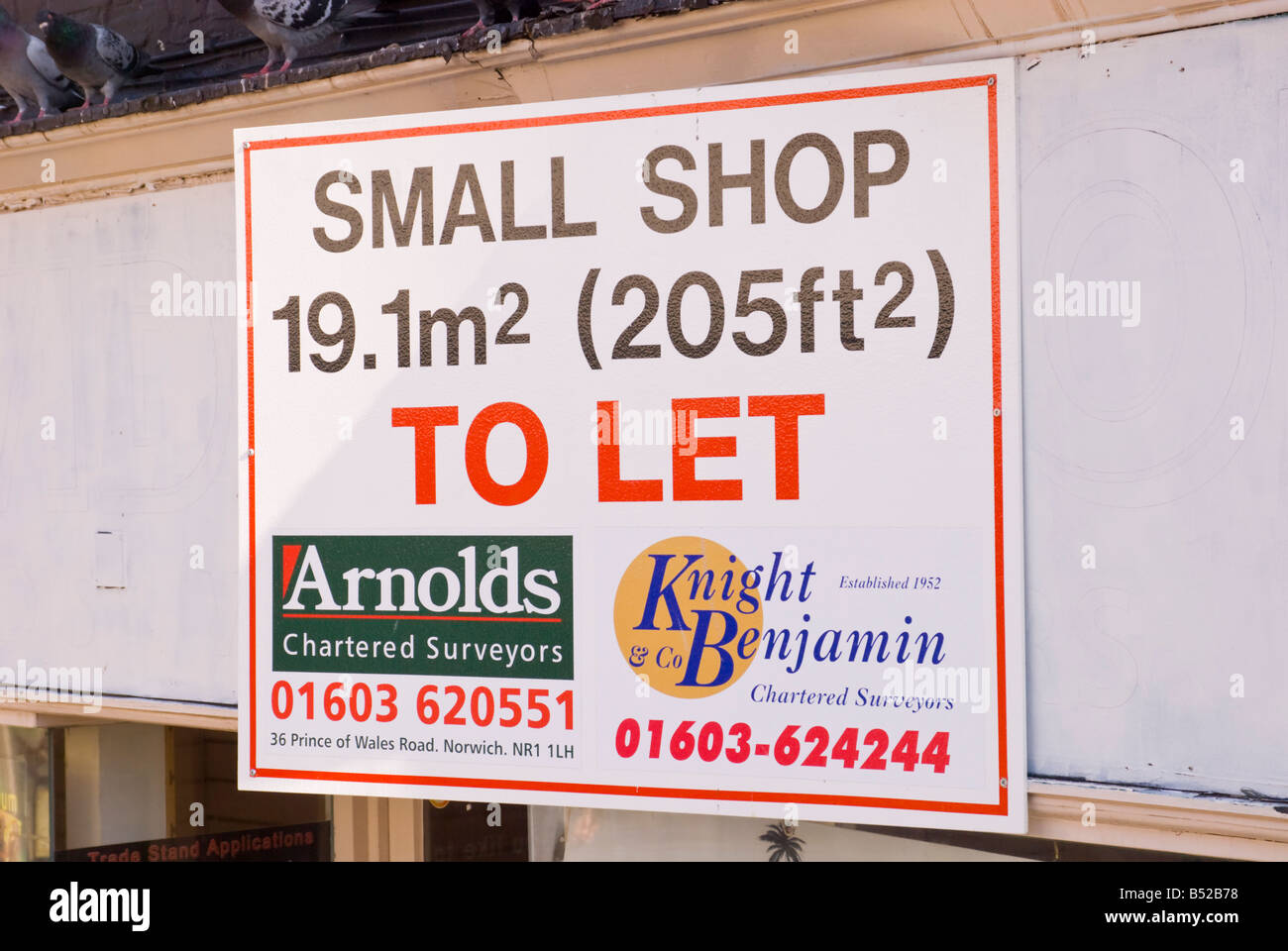 Small shop to let sign in uk Stock Photo - Alamy
