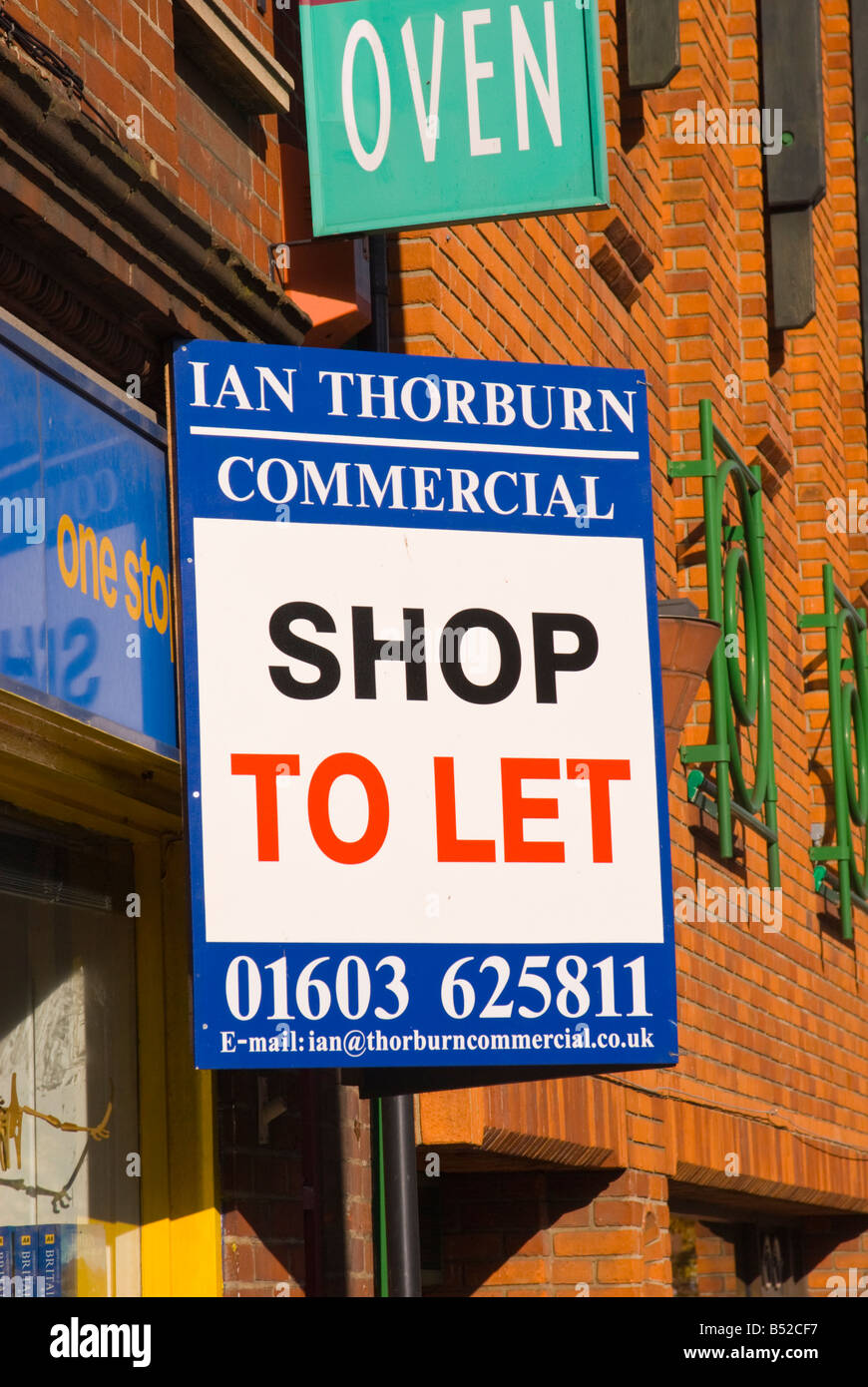 Shop to let sign in uk street Stock Photo - Alamy