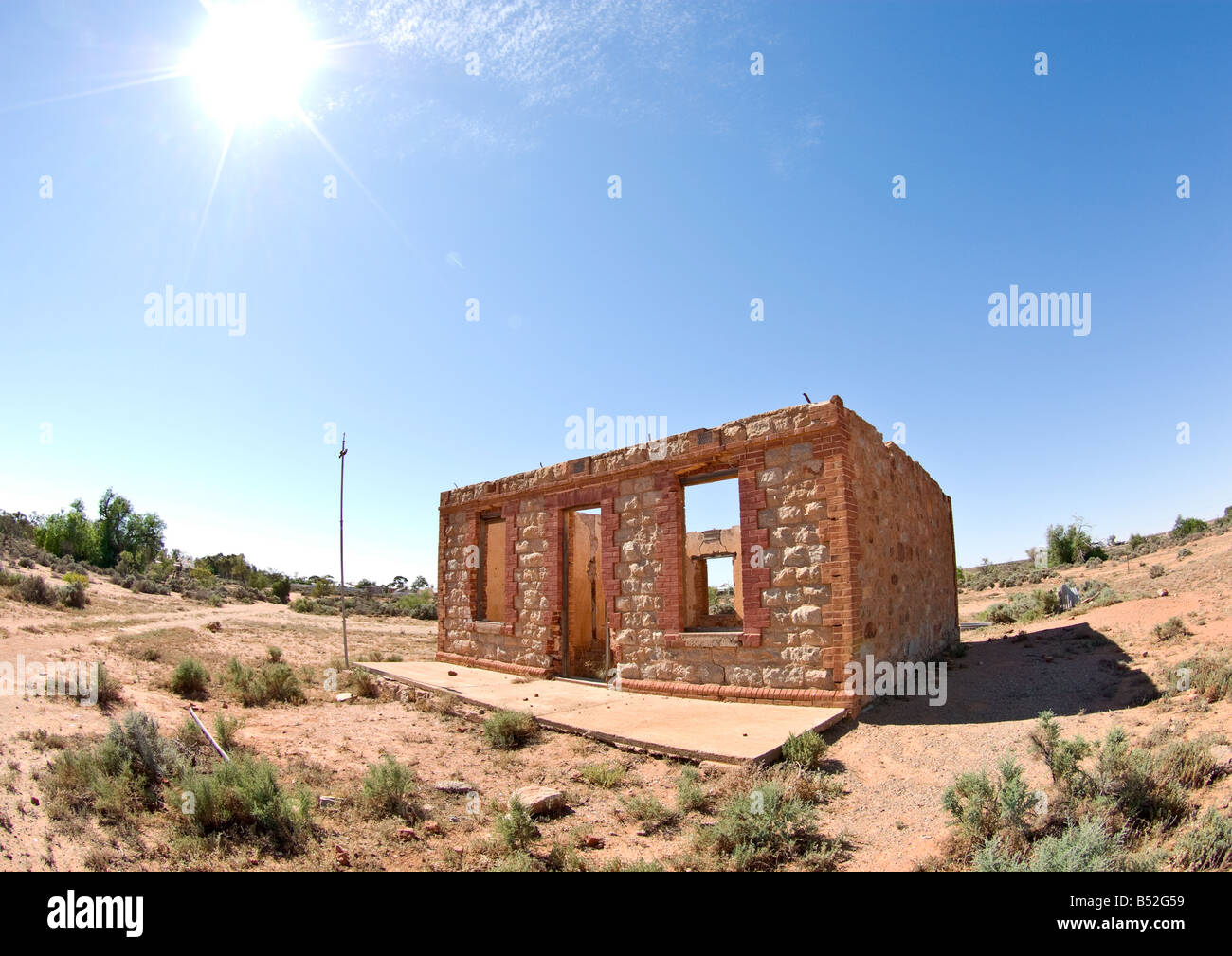 old ruins of a house in the hot australian desert Stock Photo - Alamy