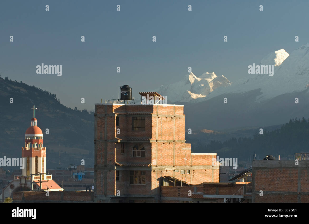 Huaráz city profile in the shadow of the giant summits of Huandoy (left ...