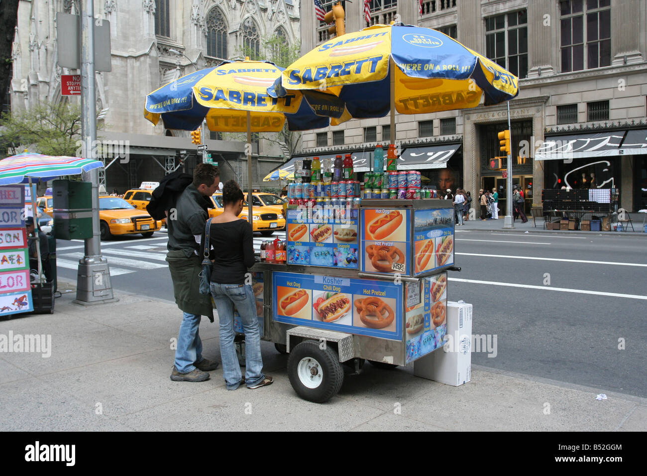 An iconic New York City hot dog cart Stock Photo - Alamy