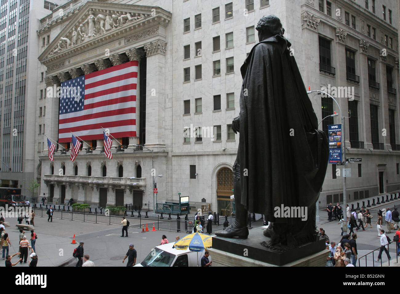 Statue of George Washington standing across the New York Stock Exchange ...