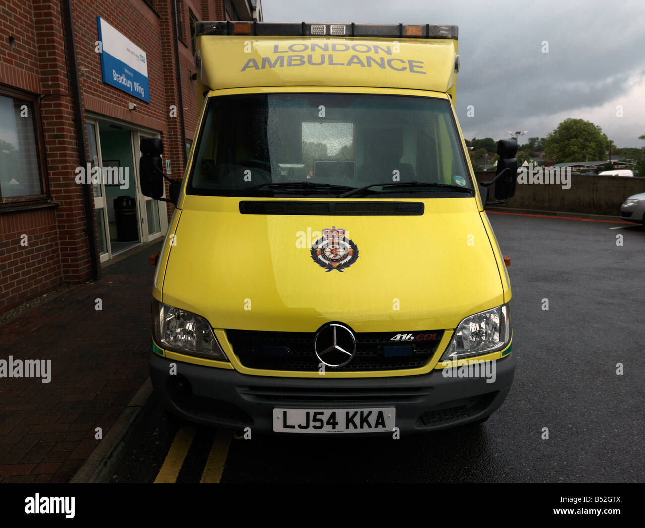 Ambulance emergency response vehicle hi-res stock photography and ...