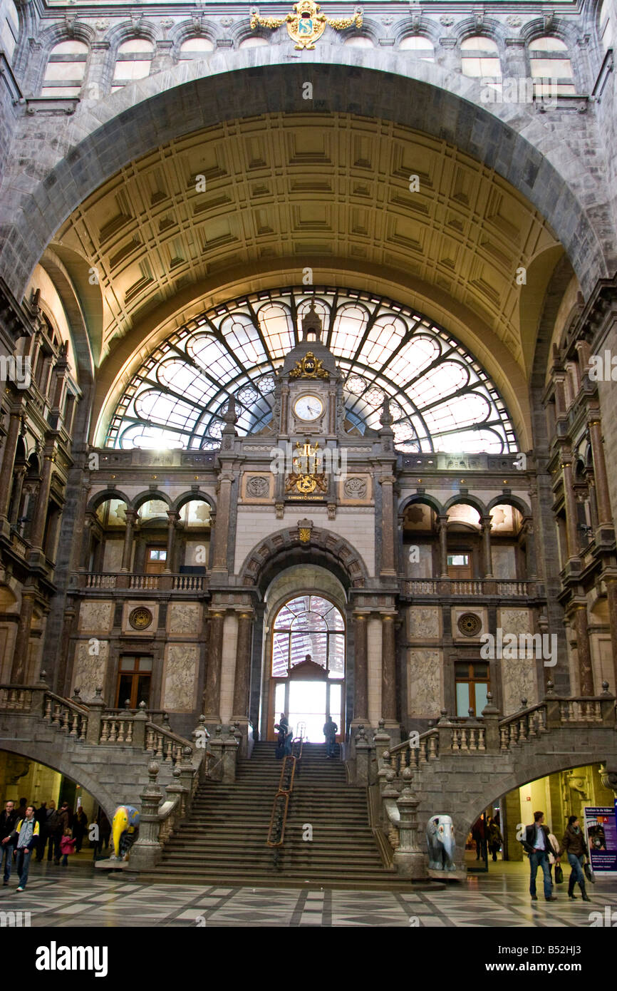 Train station hall hi-res stock photography and images - Alamy