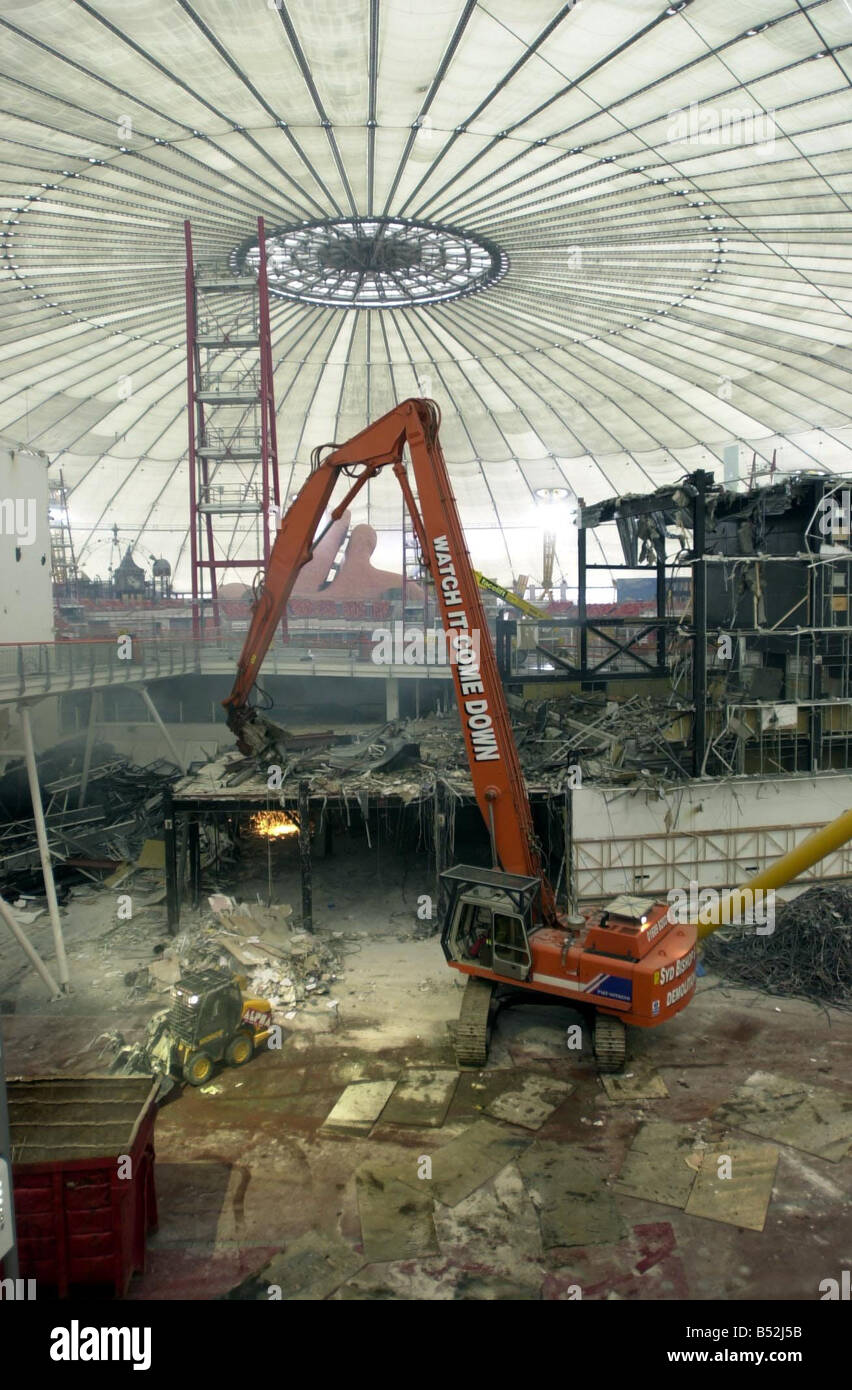 Millennium Dome Auction Feb 2001 12 000 lots went on public display ...